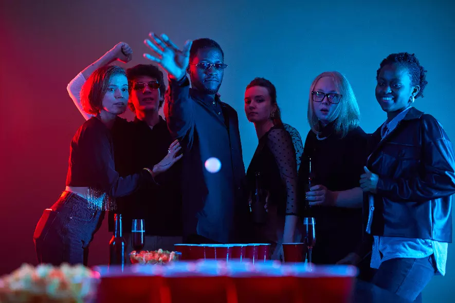 Die 15 besten Partyspiele für Erwachsene mit und ohne Alkohol